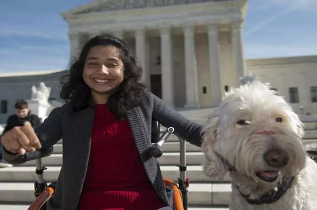 A Suprema Corte do Estado de Washington determina que uma decisão anterior deve ser revisada no caso de um distrito escolar que proibiu um cão-guia.