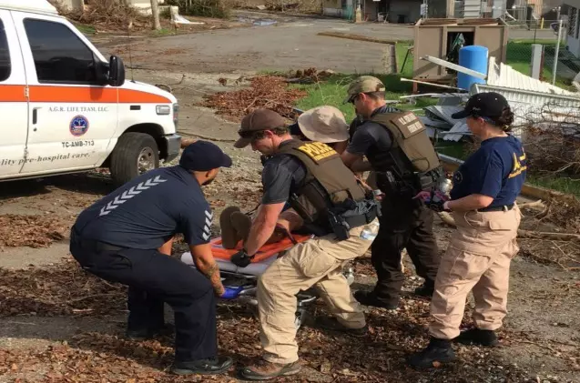 Achubodd tîm ddynes ar ôl i’w chi eu harwain ati yn Puerto Rico