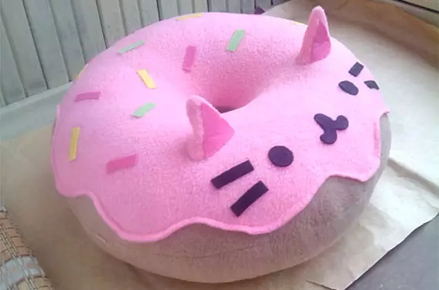 Pawsitively Purrrfect Dovanos: Cat Donut Pillow