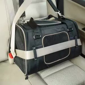 Modeli i zi i Gen7 Commuter™ Carrier për kafshë dhe sedilje makine.