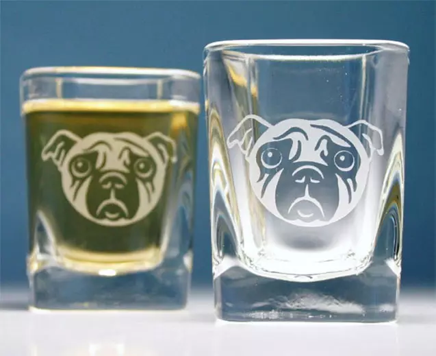 Barking Barware: Mga Salamin na Pug Shot