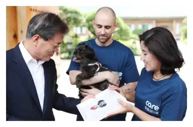 Den neie President vu Südkorea adoptéiert en éischten Hond