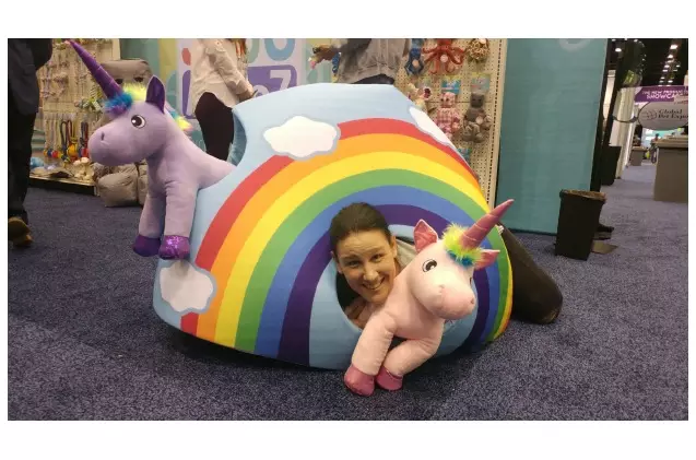 Amy pom lub tsev unicorn ntawm Ntiaj Teb Tsiaj Expo.