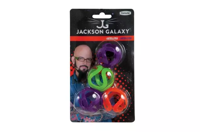 Jackson Galaxy jostailu hauek zure katua orduz entretenituta mantenduko dute zoru sendo batean