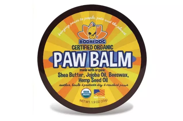 Paw Balm ले वरिष्ठ कुकुरहरूको कल्युज्ड कुहिनोलाई मद्दत गर्दछ