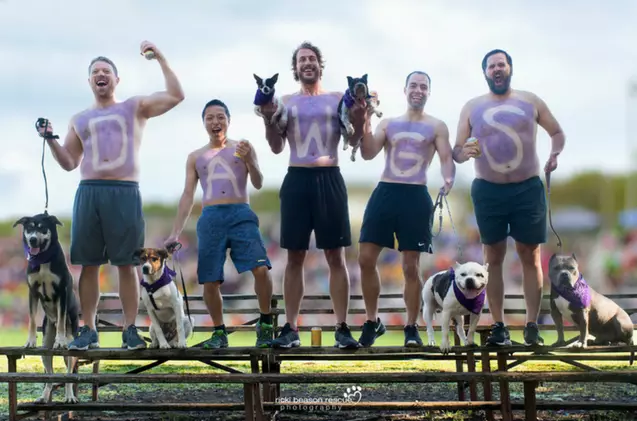 El calendario de Dad Bods and Dogs presenta chicos calientes y lindos cachorros, ¡y también es para caridad!