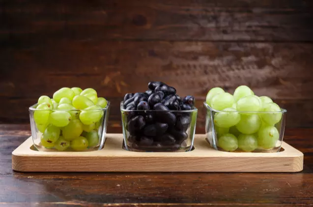 Se estás a preguntar se os cans poden comer uvas, a resposta é non: ningún tipo de uva é seguro para as mascotas.