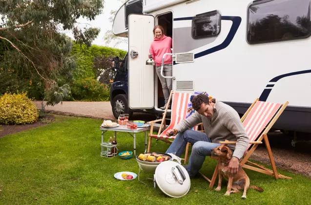 6 razões pelas quais você precisa acampar em grande estilo com seu cão em um trailer 3278_1