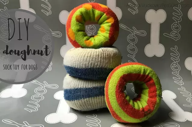 DIY Donut Ponožková hračka pro psy 4706_1