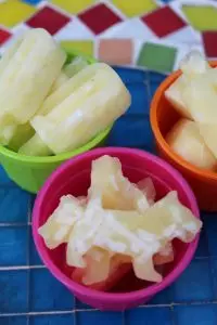 Receta jonë e qenve me ananas të ngrirë me kokos do t'i transportojë sythat e shijes së qenit tuaj në një parajsë ishullore.