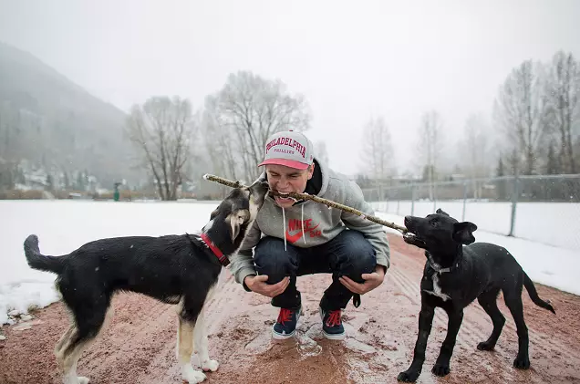 Yaşasın Mutlu Sonlar! Kayakçı Gus Kenworthy'nin Sochi Sokağı Yavrularıyla Tanışın 7210_1