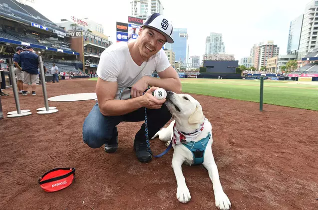 Derek Theler en zijn hond Neptunus genieten van de hondendagen van de zomer