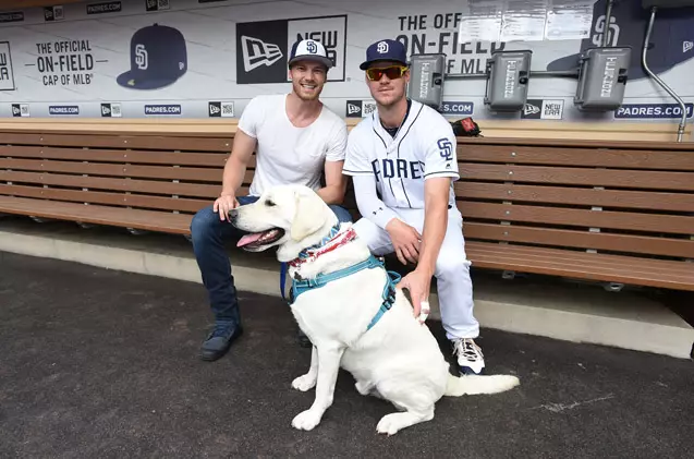 La star di Padres Wil Meyer posa con Derek Theler e Neptune