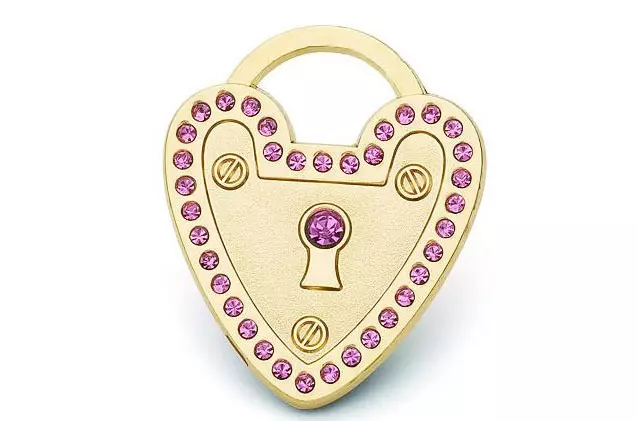 Noble Novelties para sa Iyong Aristo-Cat: Heart-Shaped Cat Tag