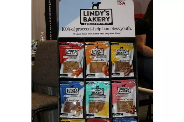 A Lindy's Bakery bevételének 100%-át hajléktalan fiataloknak ajánlja fel.